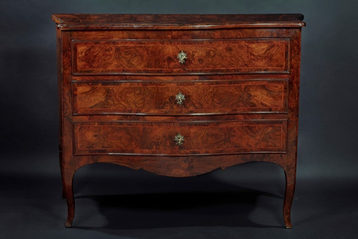 Roman chest of drawers with wavy front and sides • Online Sale of ...