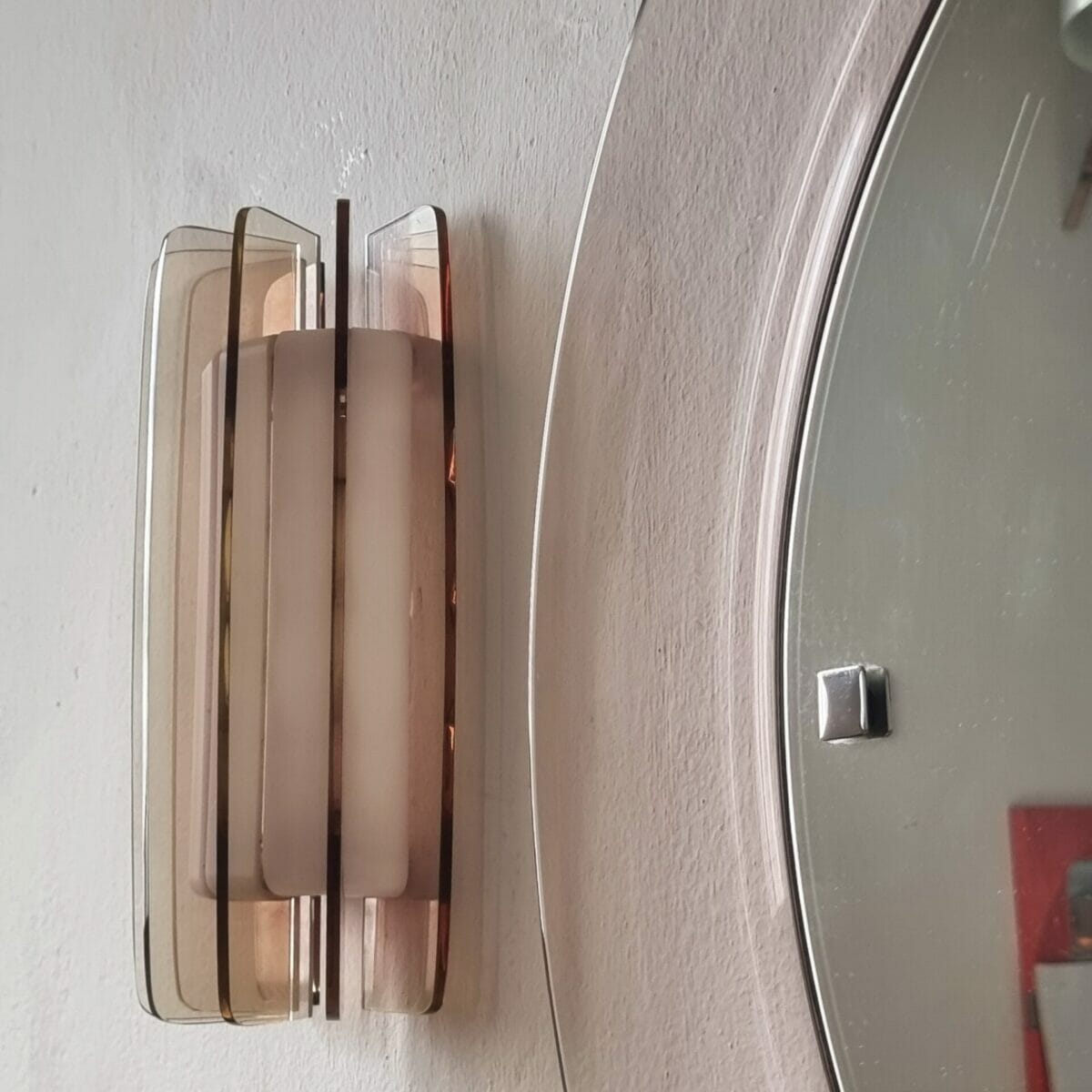 Specchio con Coppia di Lampade da Muro design Harvey Guzzini Anni '70 ...